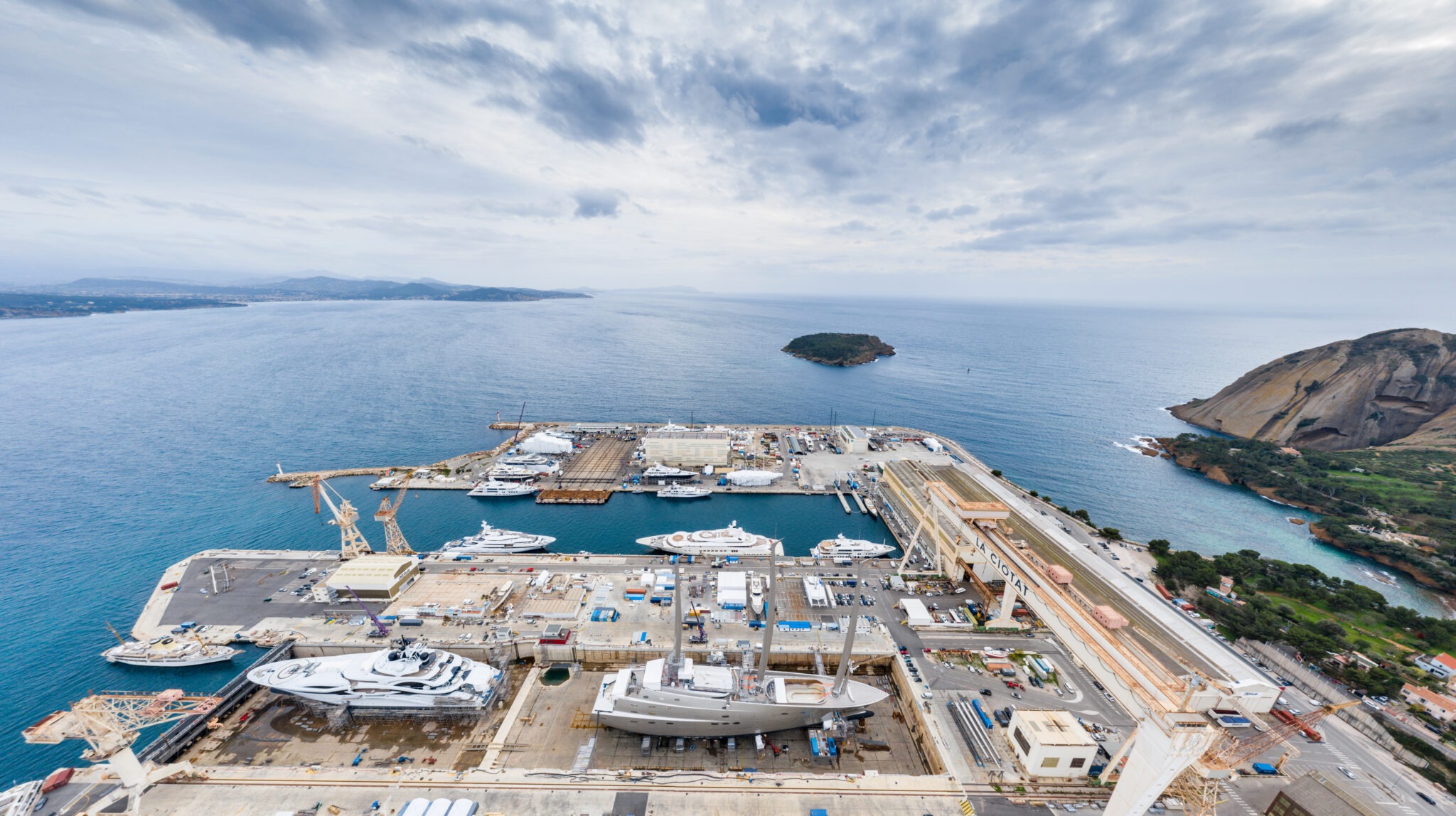 Choosing the right shipyard for your superyacht refit – Hill Robinson